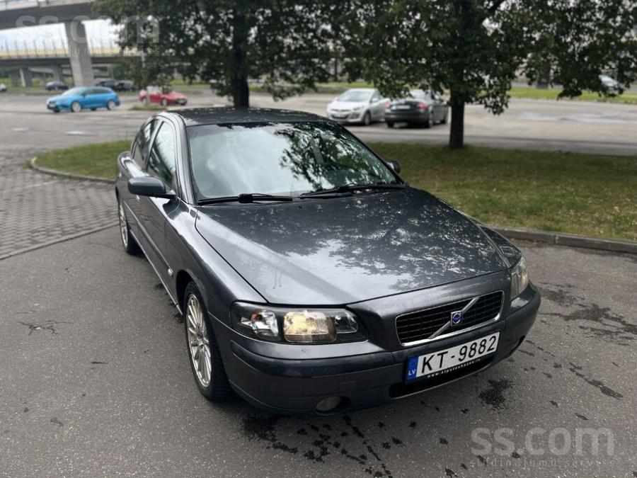Pelēks Volvo S60 2004 Rīga, ar dzinēja tilpumu 2.40 L un nobraukumu 380 tūkst. km par 1350 €, foto 1 vietnē AUTOMOTO.COM.LV