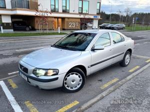 Pelēks Volvo S60 2004 Tallina, ar dzinēja tilpumu 2.40 L un nobraukumu 365 tūkst. km par 1690 €, foto  vietnē AUTOMOTO.COM.LV