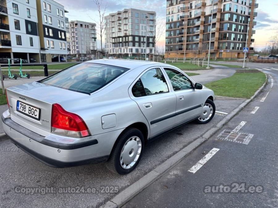 Pelēks Volvo S60 2004 Tallina, ar dzinēja tilpumu 2.40 L un nobraukumu 365 tūkst. km par 1690 €, foto 2 vietnē AUTOMOTO.COM.LV