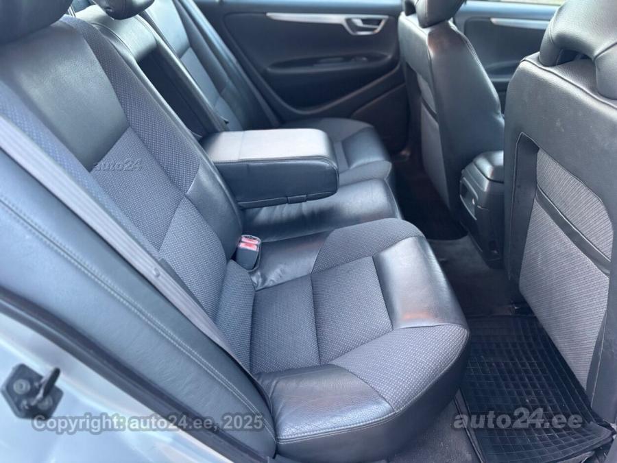 Pelēks Volvo S60 2004 Tallina, ar dzinēja tilpumu 2.40 L un nobraukumu 365 tūkst. km par 1690 €, foto 6 vietnē AUTOMOTO.COM.LV