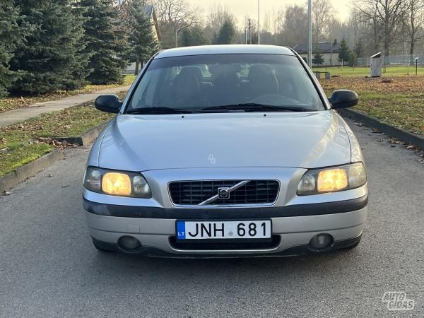 Grey Volvo S60 2004 in Taurage, with an engine capacity of 2.40 L and mileage of 400 thousand km for 750 €, photo 3 on AUTOMOTO.COM.LV