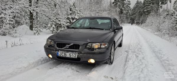 Grey Volvo S60 2004 in Utena, with an engine capacity of 2.40 L and mileage of 410 thousand km for 1500 €, photo 1 on AUTOMOTO.COM.LV