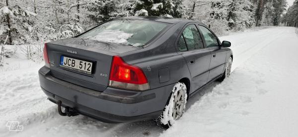 Grey Volvo S60 2004 in Utena, with an engine capacity of 2.40 L and mileage of 410 thousand km for 1500 €, photo 5 on AUTOMOTO.COM.LV