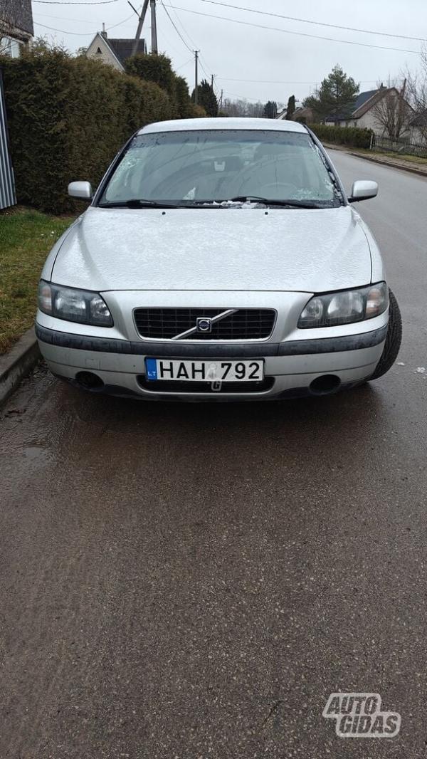 Grey Volvo S60 2004 in Vilnius, with an engine capacity of 2.40 L and mileage of 490 thousand km for 1000 €, photo 2 on AUTOMOTO.COM.LV