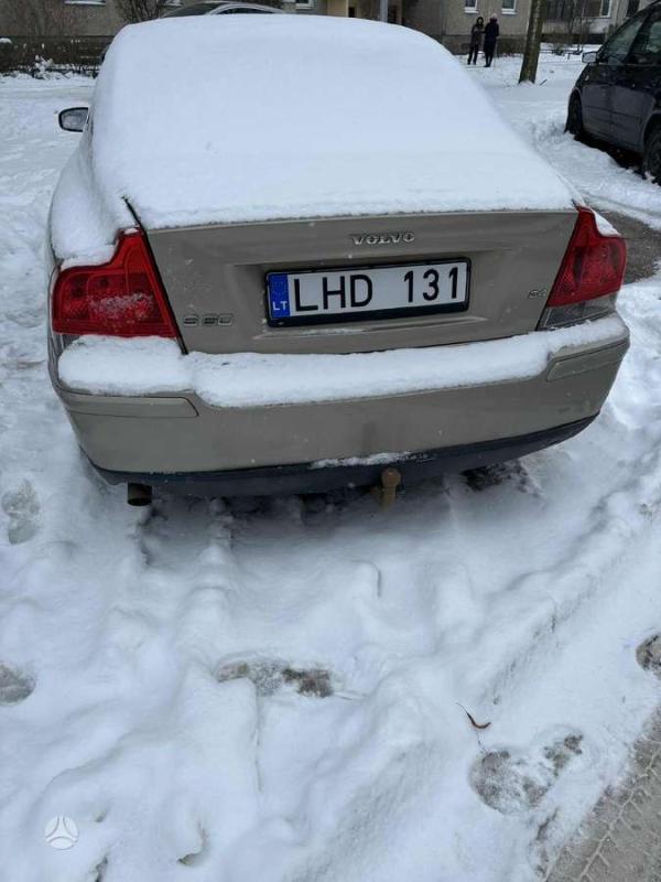 Grey Volvo S60 2004 in Kaunas, with an engine capacity of 2.44 L and mileage of 302 thousand km for 600 €, photo 1 on AUTOMOTO.COM.LV
