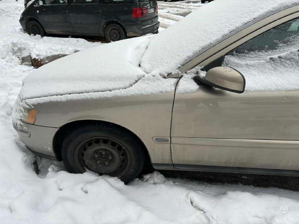 Grey Volvo S60 2004 in Kaunas, with an engine capacity of 2.44 L and mileage of 302 thousand km for 600 €, photo 3 on AUTOMOTO.COM.LV