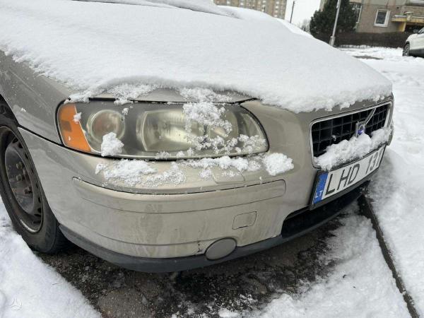 Grey Volvo S60 2004 in Kaunas, with an engine capacity of 2.44 L and mileage of 302 thousand km for 600 €, photo 5 on AUTOMOTO.COM.LV
