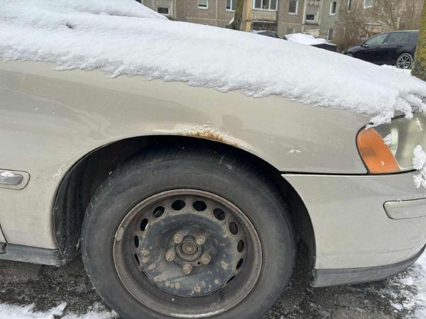 Grey Volvo S60 2004 in Kaunas, with an engine capacity of 2.44 L and mileage of 302 thousand km for 600 €, photo 8 on AUTOMOTO.COM.LV