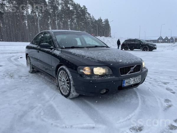 Pelēks Volvo S60 2004 Rīga, ar dzinēja tilpumu 2.40 L un nobraukumu 426 tūkst. km par 1500 €, foto 2 vietnē AUTOMOTO.COM.LV