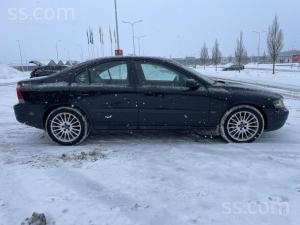 Pelēks Volvo S60 2004 Rīga, ar dzinēja tilpumu 2.40 L un nobraukumu 426 tūkst. km par 1500 €, foto 3 vietnē AUTOMOTO.COM.LV