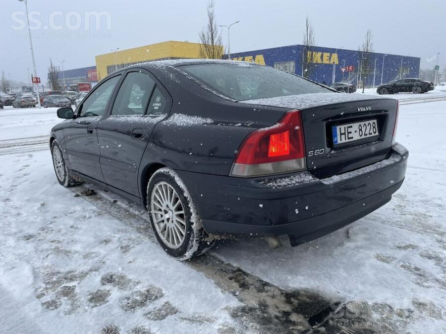 Pelēks Volvo S60 2004 Rīga, ar dzinēja tilpumu 2.40 L un nobraukumu 426 tūkst. km par 1500 €, foto 6 vietnē AUTOMOTO.COM.LV