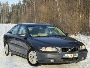 Pelēks Volvo S60 2004 Jelgava, ar dzinēja tilpumu 2.40 L un nobraukumu 403 tūkst. km par 1550 €, foto 2 vietnē AUTOMOTO.COM.LV