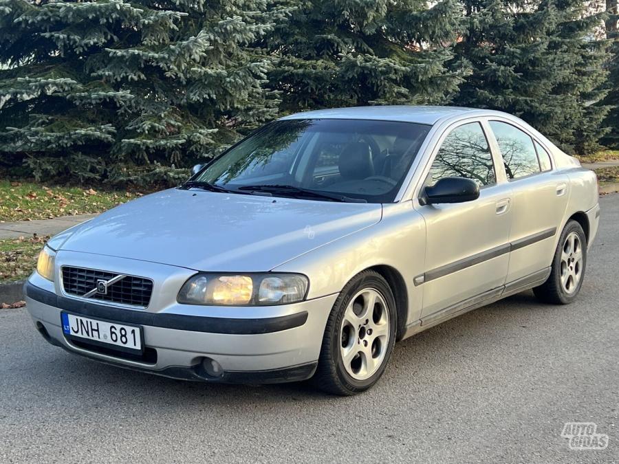 Grey Volvo S60 2004 in Klaipeda, with an engine capacity of 2.40 L and mileage of 400 thousand km for 850 €, photo 1 on AUTOMOTO.COM.LV