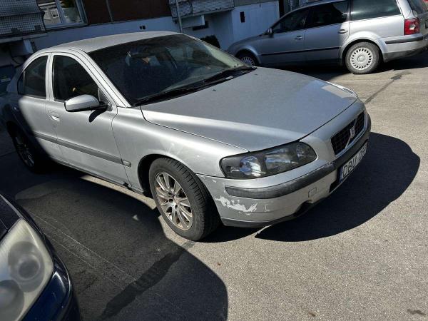 Grey Volvo S60 2004 in Marijampole, with an engine capacity of 2.40 L and mileage of 40 thousand km for 950 €, photo 3 on AUTOMOTO.COM.LV