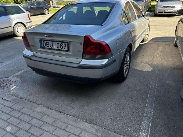 Grey Volvo S60 2004 in Marijampole, with an engine capacity of 2.40 L and mileage of 40 thousand km for 950 €, photo 4 on AUTOMOTO.COM.LV