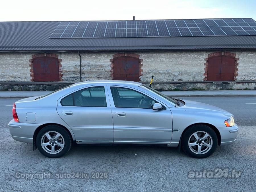 Pelēks Volvo S60 2004 Paide, ar dzinēja tilpumu 2.40 L un nobraukumu 225 tūkst. km par 3499 €, foto 3 vietnē AUTOMOTO.COM.LV