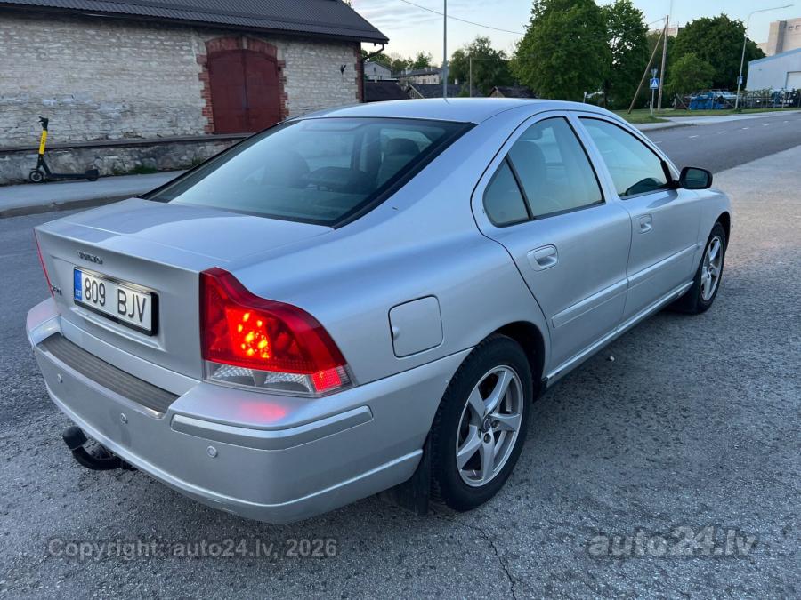 Pelēks Volvo S60 2004 Paide, ar dzinēja tilpumu 2.40 L un nobraukumu 225 tūkst. km par 3499 €, foto 4 vietnē AUTOMOTO.COM.LV