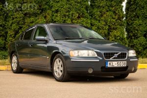 Pelēks Volvo S60 2004 Jelgava, ar dzinēja tilpumu 2.40 L un nobraukumu 412 tūkst. km par 1790 €, foto  vietnē AUTOMOTO.COM.LV