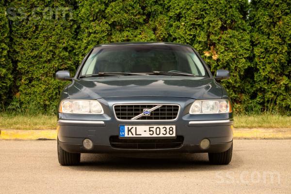 Grey Volvo S60 2004 in Jelgava, with an engine capacity of 2.40 L and mileage of 412 thousand km for 1790 €, photo 2 on AUTOMOTO.COM.LV