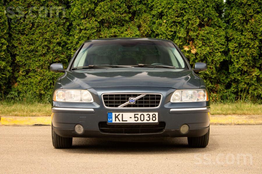 Grey Volvo S60 2004 in Jelgava, with an engine capacity of 2.40 L and mileage of 412 thousand km for 1790 €, photo 3 on AUTOMOTO.COM.LV