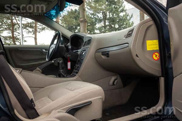 Grey Volvo S60 2004 in Jelgava, with an engine capacity of 2.40 L and mileage of 412 thousand km for 1790 €, photo 7 on AUTOMOTO.COM.LV