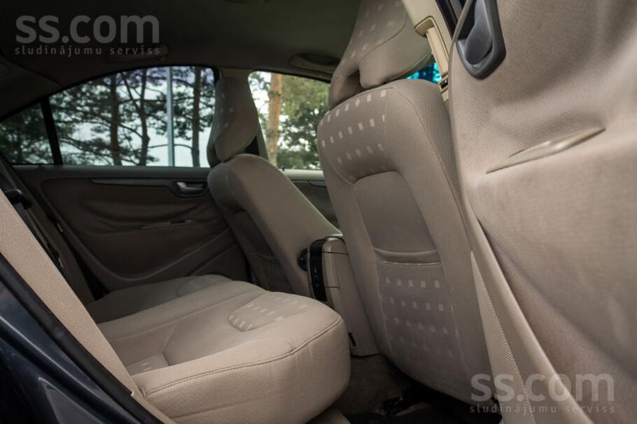 Grey Volvo S60 2004 in Jelgava, with an engine capacity of 2.40 L and mileage of 412 thousand km for 1790 €, photo 10 on AUTOMOTO.COM.LV
