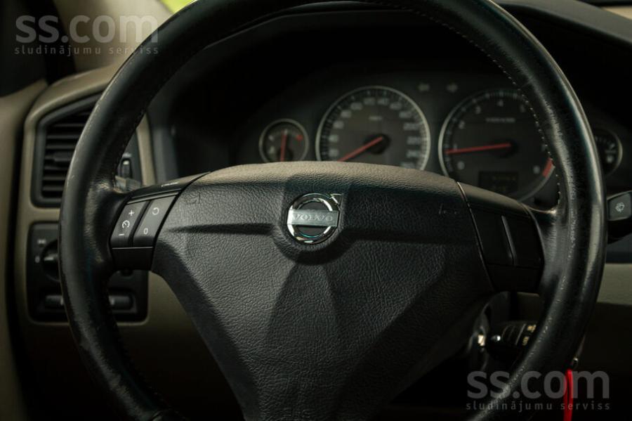 Grey Volvo S60 2004 in Jelgava, with an engine capacity of 2.40 L and mileage of 412 thousand km for 1790 €, photo 13 on AUTOMOTO.COM.LV