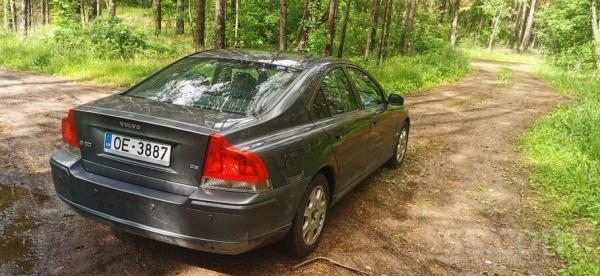 Grey Volvo S60 2004 in Riga, with an engine capacity of 2.40 L and mileage of 389 thousand km for 1400 €, photo 2 on AUTOMOTO.COM.LV