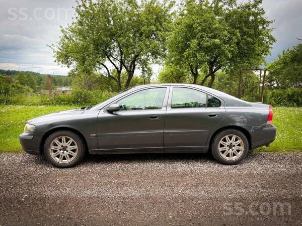 Pelēks Volvo S60 2004 Madona, ar dzinēja tilpumu 2.40 L un nobraukumu 389 tūkst. km par 2250 €, foto 1 vietnē AUTOMOTO.COM.LV