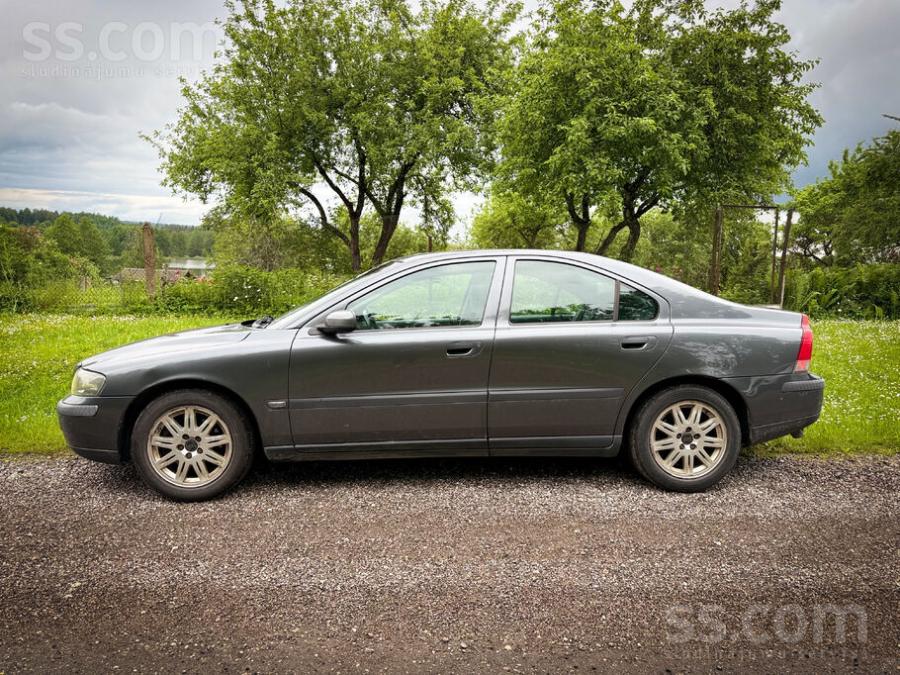 Grey Volvo S60 2004 in Madona, with an engine capacity of 2.40 L and mileage of 389 thousand km for 2250 €, photo 1 on AUTOMOTO.COM.LV