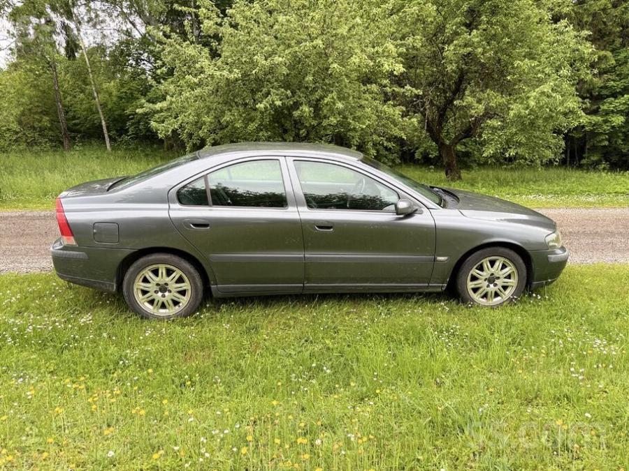 Grey Volvo S60 2004 in Madona, with an engine capacity of 2.40 L and mileage of 389 thousand km for 2250 €, photo 3 on AUTOMOTO.COM.LV
