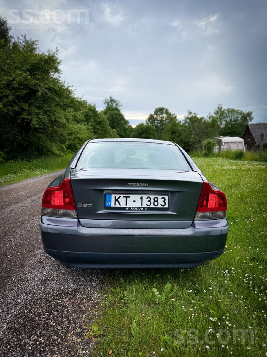 Grey Volvo S60 2004 in Madona, with an engine capacity of 2.40 L and mileage of 389 thousand km for 2250 €, photo 4 on AUTOMOTO.COM.LV