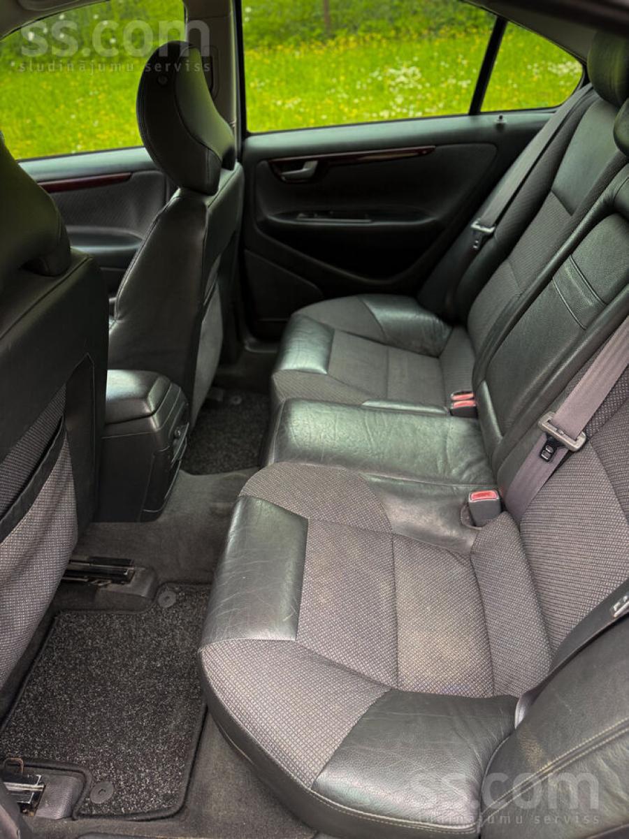 Grey Volvo S60 2004 in Madona, with an engine capacity of 2.40 L and mileage of 389 thousand km for 2250 €, photo 7 on AUTOMOTO.COM.LV