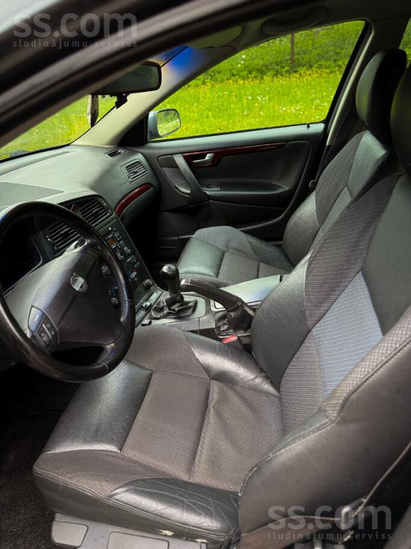 Pelēks Volvo S60 2004 Madona, ar dzinēja tilpumu 2.40 L un nobraukumu 389 tūkst. km par 2250 €, foto 4 vietnē AUTOMOTO.COM.LV