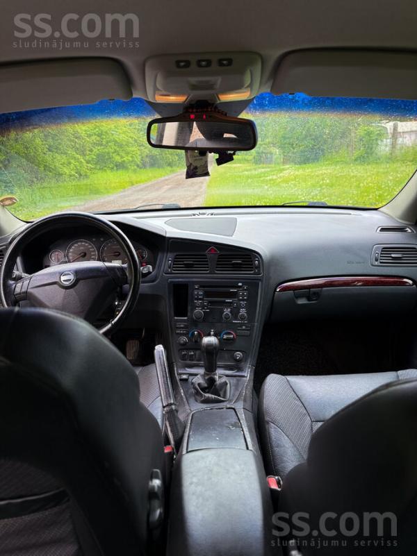 Pelēks Volvo S60 2004 Madona, ar dzinēja tilpumu 2.40 L un nobraukumu 389 tūkst. km par 2250 €, foto 7 vietnē AUTOMOTO.COM.LV