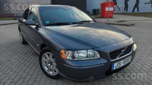 Pelēks Volvo S60 2004 Rīga, ar dzinēja tilpumu 2.40 L un nobraukumu 334 tūkst. km par 2990 €, foto  vietnē AUTOMOTO.COM.LV