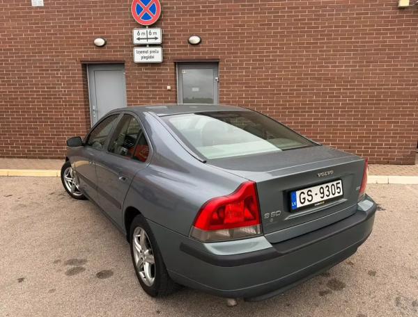 Grey Volvo S60 2004 in Jelgava, with an engine capacity of 2.40 L and mileage of 381 thousand km for 600 €, photo 3 on AUTOMOTO.COM.LV