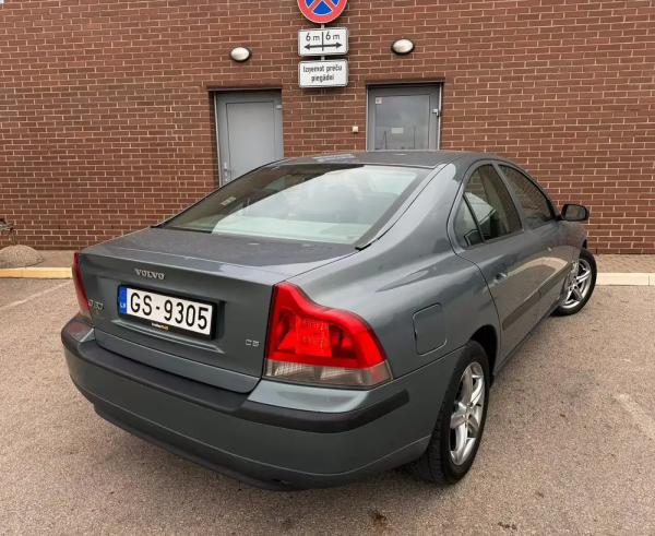 Grey Volvo S60 2004 in Jelgava, with an engine capacity of 2.40 L and mileage of 381 thousand km for 600 €, photo 4 on AUTOMOTO.COM.LV