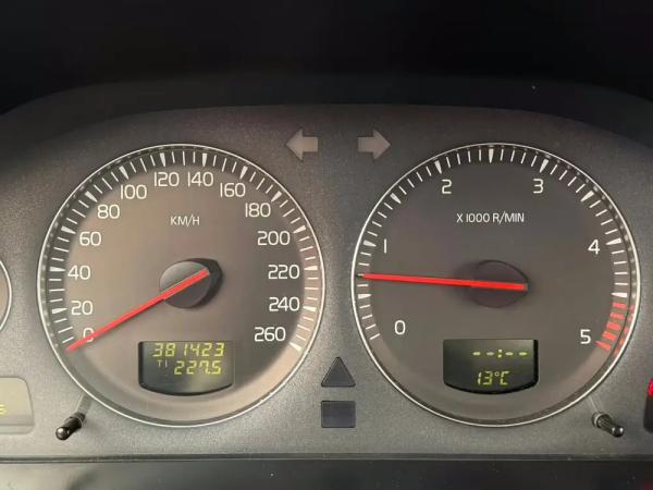 Grey Volvo S60 2004 in Jelgava, with an engine capacity of 2.40 L and mileage of 381 thousand km for 600 €, photo 8 on AUTOMOTO.COM.LV