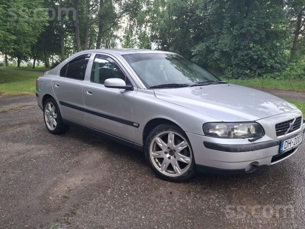Grey Volvo S60 2004 in Daugavpils, with an engine capacity of 2.40 L and mileage of 283 thousand km for 1650 €, photo 1 on AUTOMOTO.COM.LV