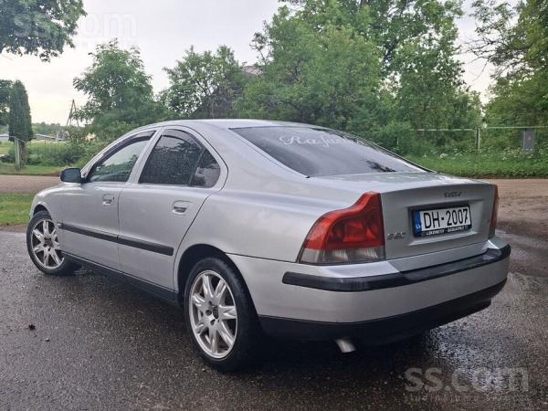 Grey Volvo S60 2004 in Daugavpils, with an engine capacity of 2.40 L and mileage of 283 thousand km for 1650 €, photo 3 on AUTOMOTO.COM.LV