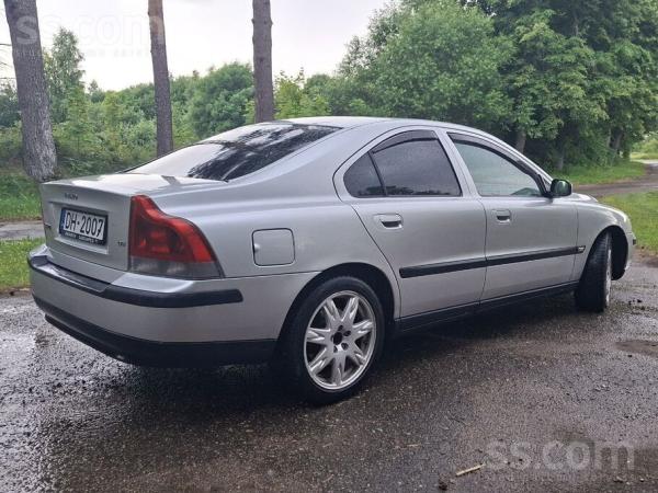 Grey Volvo S60 2004 in Daugavpils, with an engine capacity of 2.40 L and mileage of 283 thousand km for 1650 €, photo 4 on AUTOMOTO.COM.LV