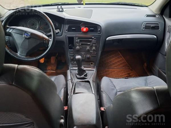 Grey Volvo S60 2004 in Daugavpils, with an engine capacity of 2.40 L and mileage of 283 thousand km for 1650 €, photo 5 on AUTOMOTO.COM.LV