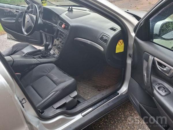 Grey Volvo S60 2004 in Daugavpils, with an engine capacity of 2.40 L and mileage of 283 thousand km for 1650 €, photo 10 on AUTOMOTO.COM.LV