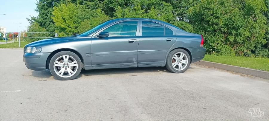 Pelēks Volvo S60 2004 Kupiškis, ar dzinēja tilpumu 2.40 L un nobraukumu 350 tūkst. km par 1550 €, foto 5 vietnē AUTOMOTO.COM.LV