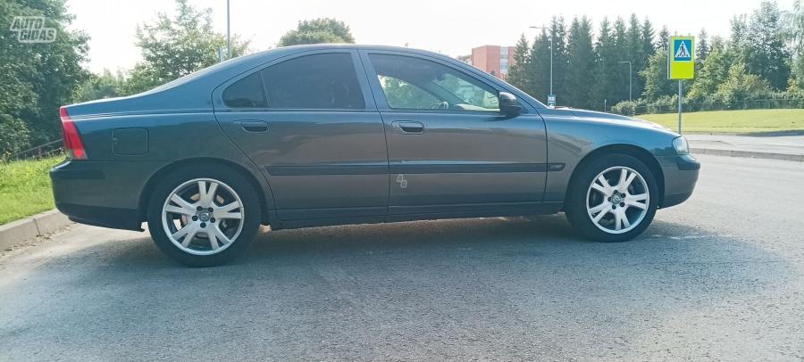 Pelēks Volvo S60 2004 Kupiškis, ar dzinēja tilpumu 2.40 L un nobraukumu 350 tūkst. km par 1550 €, foto 6 vietnē AUTOMOTO.COM.LV