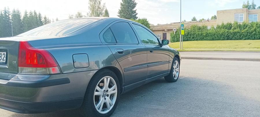 Pelēks Volvo S60 2004 Kupiškis, ar dzinēja tilpumu 2.40 L un nobraukumu 350 tūkst. km par 1550 €, foto 8 vietnē AUTOMOTO.COM.LV