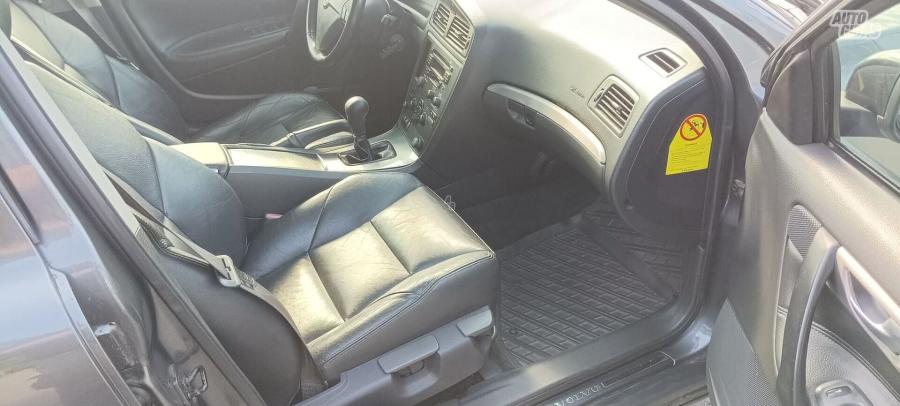 Pelēks Volvo S60 2004 Kupiškis, ar dzinēja tilpumu 2.40 L un nobraukumu 350 tūkst. km par 1550 €, foto 15 vietnē AUTOMOTO.COM.LV
