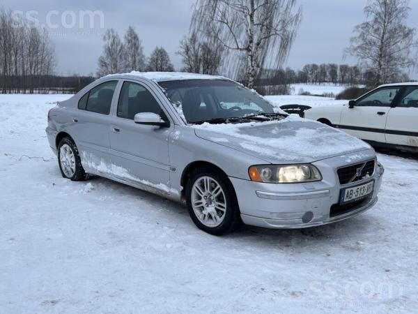 Pelēks Volvo S60 2004 Daugavpils, ar dzinēja tilpumu 2.50 L un nobraukumu 339 tūkst. km par 2200 €, foto 1 vietnē AUTOMOTO.COM.LV