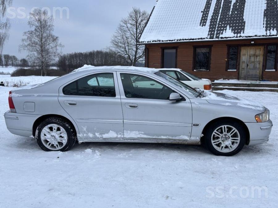 Pelēks Volvo S60 2004 Daugavpils, ar dzinēja tilpumu 2.50 L un nobraukumu 339 tūkst. km par 2200 €, foto 4 vietnē AUTOMOTO.COM.LV